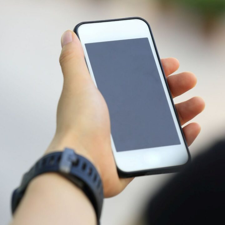 What features should I look for in a mobile punching application?